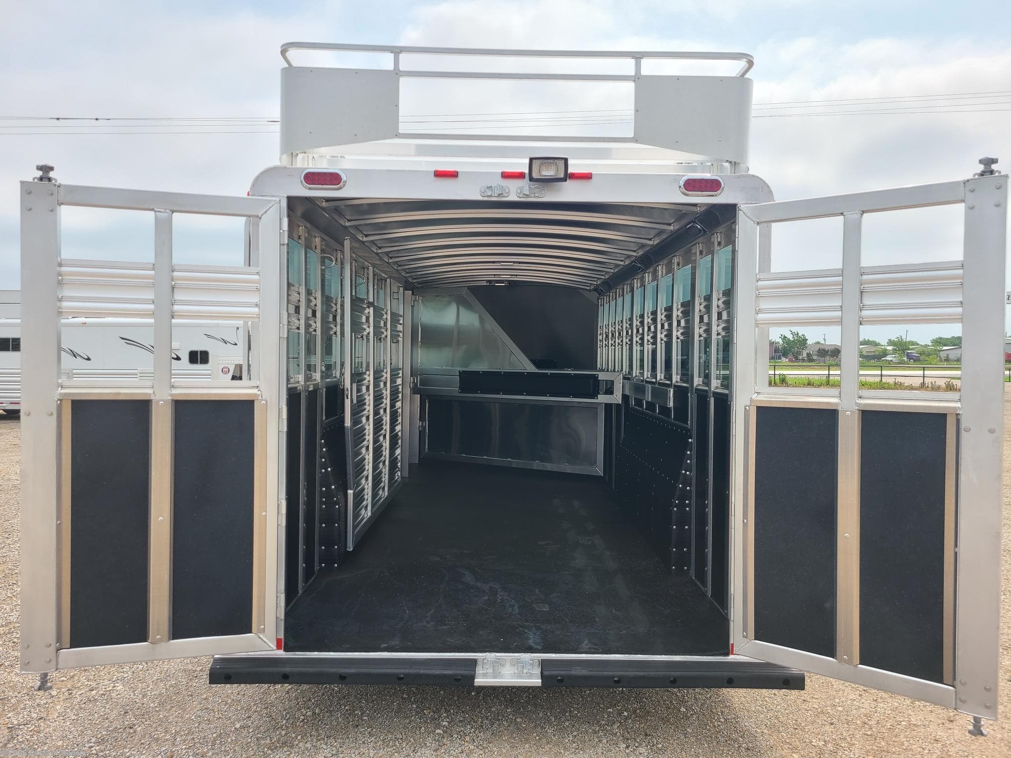 7x26 Horse Trailer for sale | New Platinum Coach 26' Stock Combo 7'6 ...
