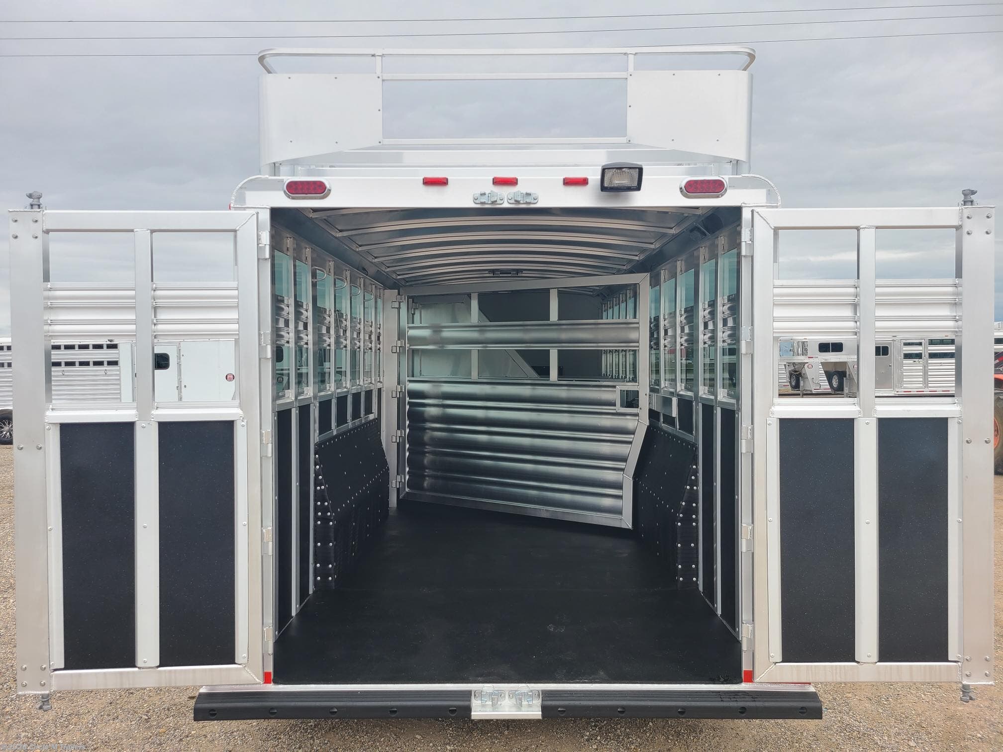 7x25 Horse Trailer for sale | New Platinum Coach 25' Stock Combo 7'6 ...