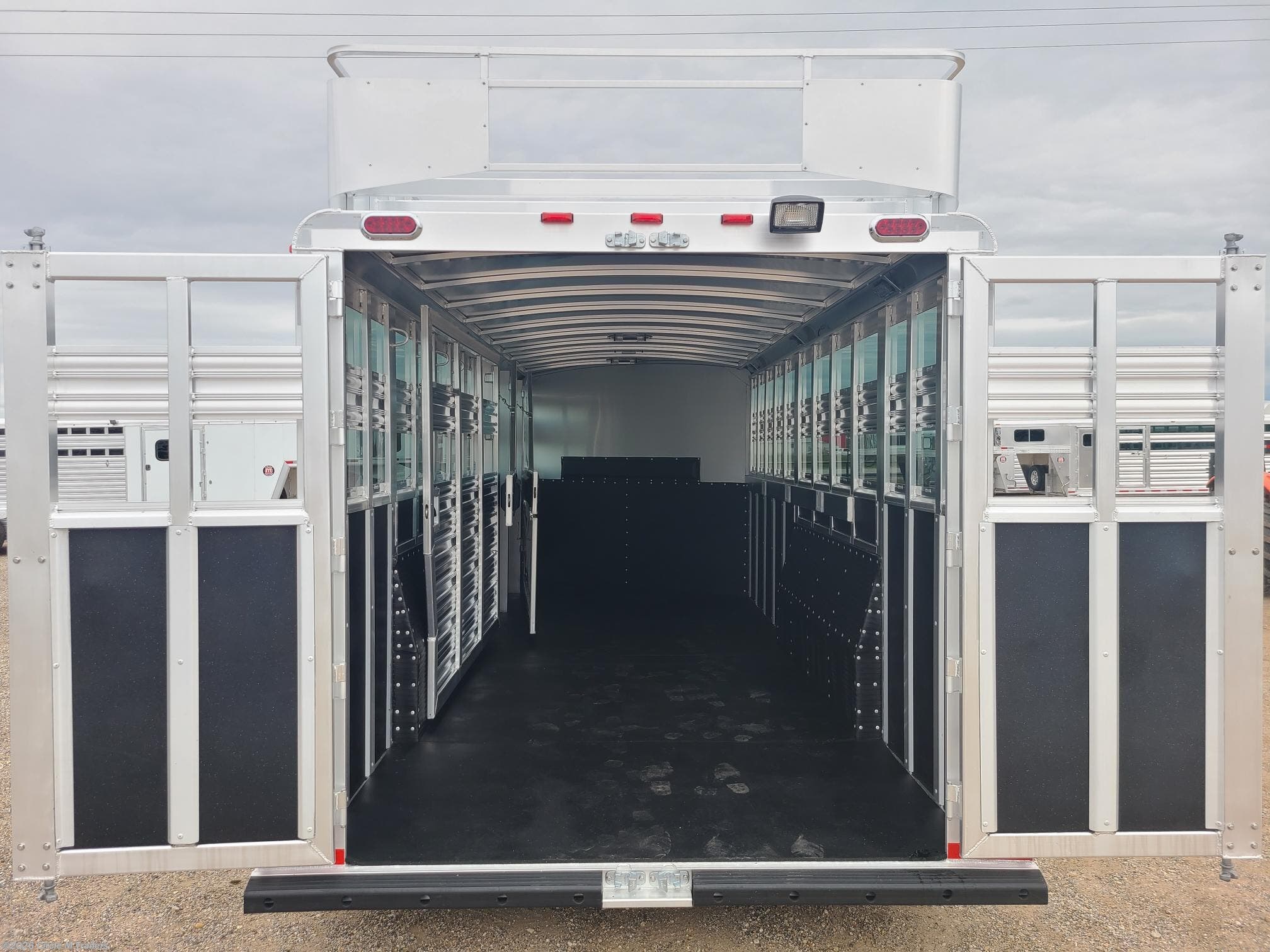 7x25 Horse Trailer for sale | New Platinum Coach 25' Stock Combo 7'6 ...